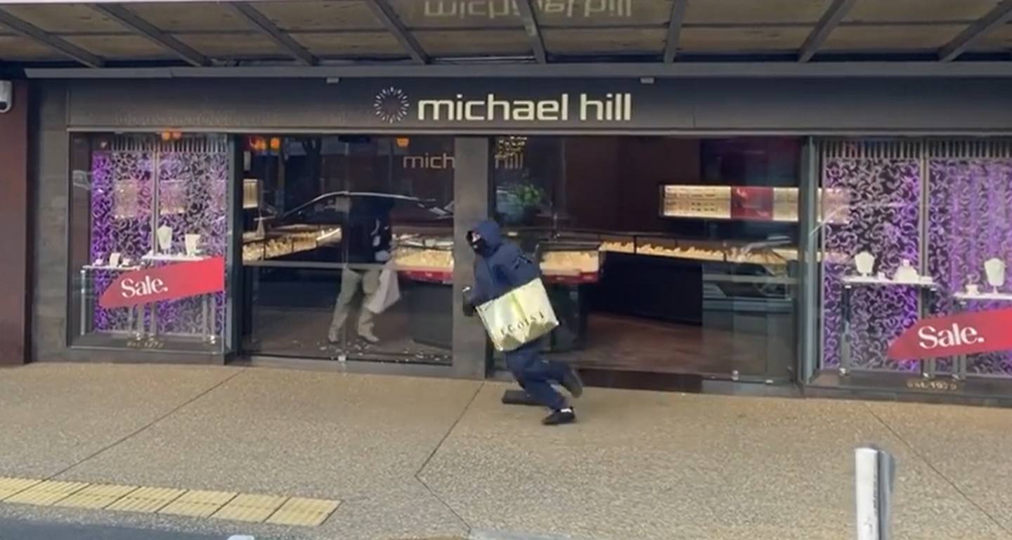 两男光天化日抢劫Michael Hill珠宝店：警方逮捕一人_天维新闻频道 - Skykiwi.com