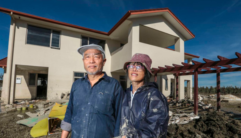 依靠漂浮的苹果箱逃生…华人张先生和爱犬“花花”的故事_天维新闻频道 - Skykiwi.com