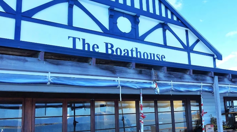 陌生男子的迷惑行为：闯入派对吃80岁老人生日蛋糕_天维新闻频道 - Skykiwi.com