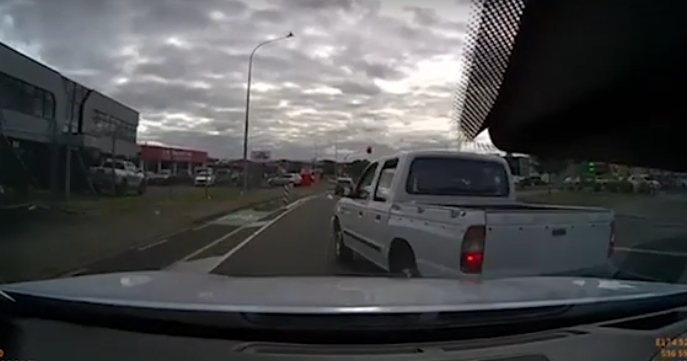 奥克兰路怒事件视频：皮卡车别车、司机咄咄逼人_天维新闻频道 - Skykiwi.com