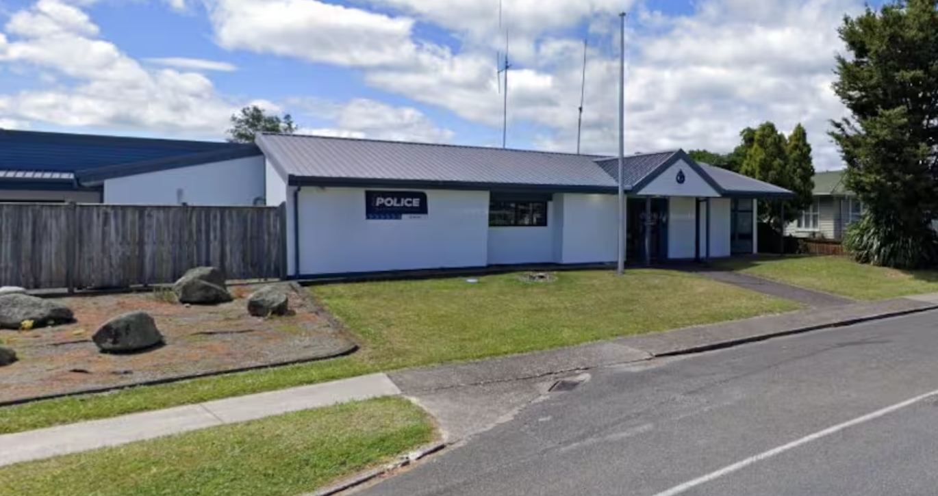 暴力闯警局！NZ男子与持枪警察对峙数小时后被捕_天维新闻频道 - Skykiwi.com