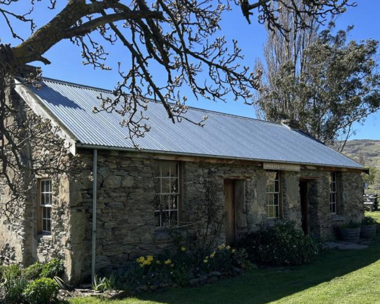 历时9月抗争！NZ女子成功守护有160年历史的修复石屋_天维新闻频道 - Skykiwi.com