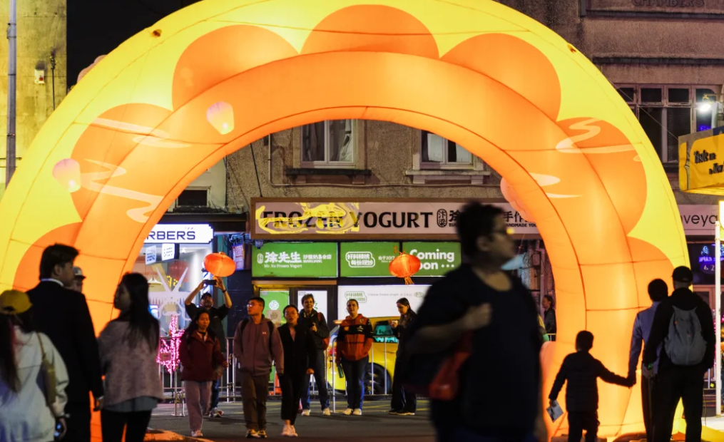 多美路月亮节亮相，上万人赏灯迎中秋_天维新闻频道 - Skykiwi.com